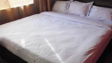 Quarto casal luxo, para não fumantes | Wi-Fi de cortesia, roupa de cama