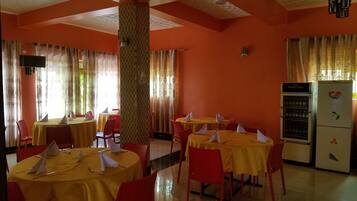 Café da manhã mediante uma taxa