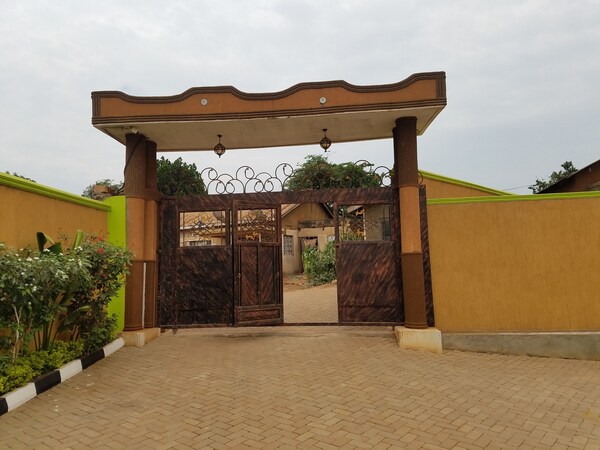 Sibyangu Standard Hotel - Kampala