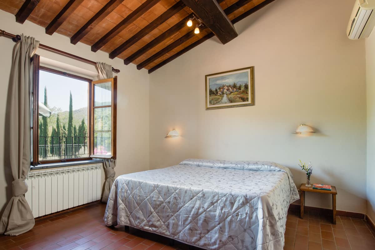 1 quarto, cofre no quarto, secretária, berços/camas para crianças 
