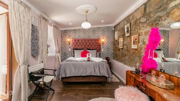 Quarto casal, 1 cama Queen (Off the Wall) | 2 quartos, roupas de cama antialérgicas, cofres nos quartos