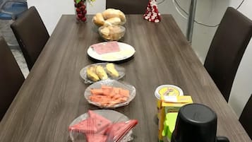 Pequeno-almoço tipo buffet diário (15 BRL por pessoa)