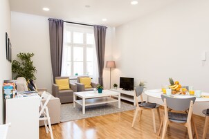 Apartamento executivo, 1 cama Queen e sofá-cama (1) | Sala de estar | TV de tela plana