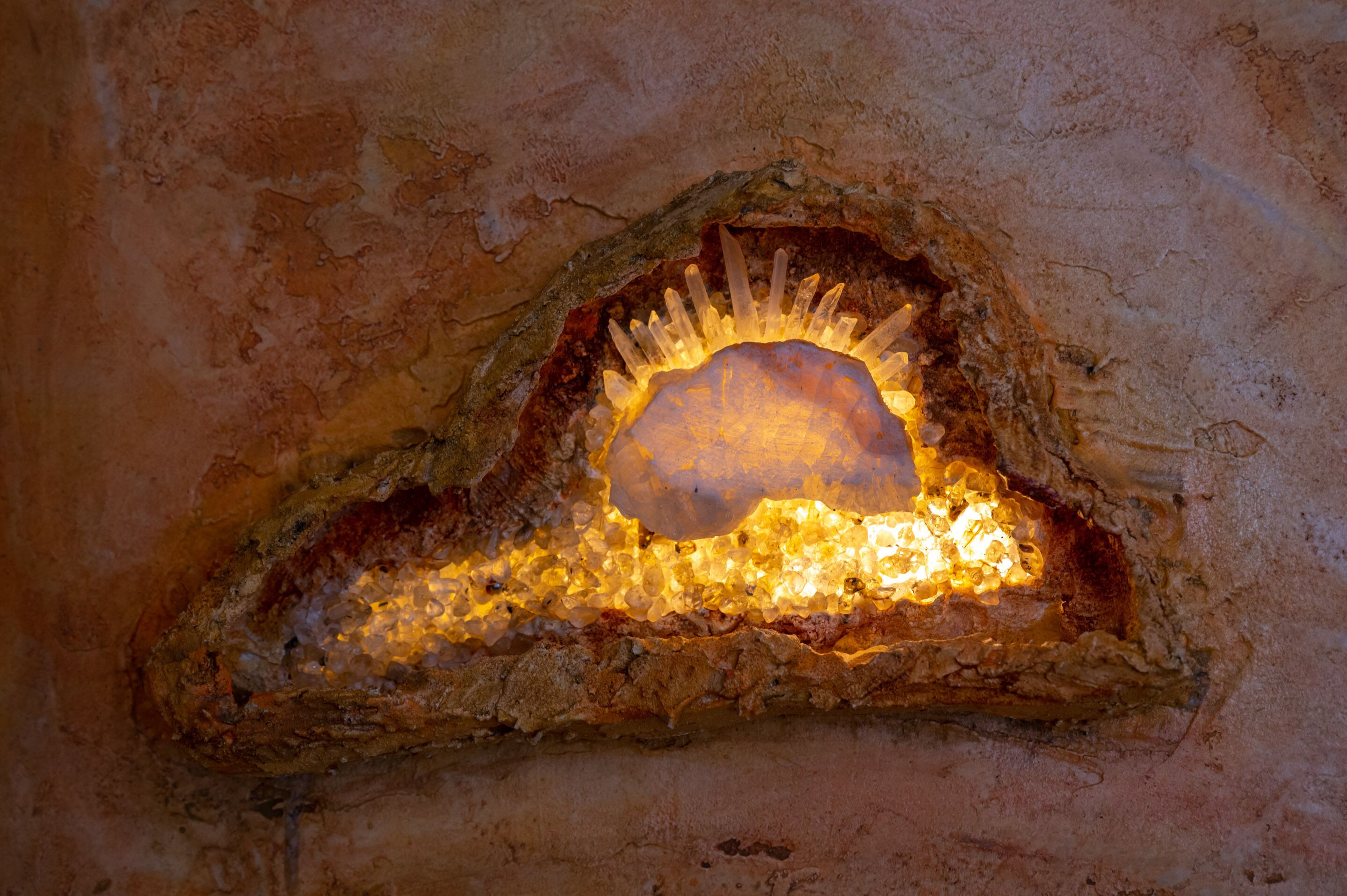 Uma estrutura semelhante a uma caverna, com uma área central luminosa rodeada por formações cristalinas.