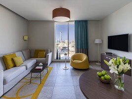 Apartamento, 2 quartos | Cofre no quarto, secretária
