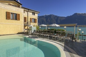 Piscina exterior, guarda-sóis, espreguiçadeiras