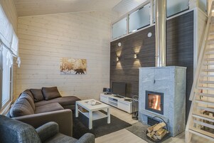 Apartamento, 2 quartos | Sala de estar | Smart TV 58 polegadas com canais digitais, TV, lareira