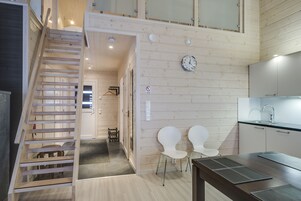 Apartamento, 2 quartos | Sala de estar | Smart TV 58 polegadas com canais digitais, TV, lareira