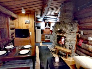 Apartamento, sauna (F21) | Sala de estar | Televisor de ecrã plano de 32 polegadas com canais digitais, televisor 