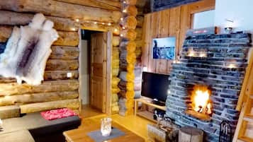 Apartamento, 2 quartos, sauna | Sala | Smart TV de 42 de polegadas com canais digitais, lareira, piso aquecido