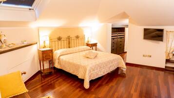 Quarto quádruplo júnior, terraço | Cofres nos quartos, individualmente decorados, quartos à prova de som