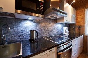 Apartamento, 1 quarto, sauna seca, vista para o pátio | Cozinha privada | Geladeira, micro-ondas, fogão, cooktop