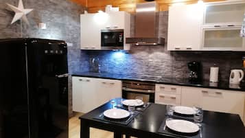 Apartamento, 1 quarto, sauna, vista para o pátio | Cozinha privada | Um frigorífico, um micro-ondas, um forno, uma placa de cozinha
