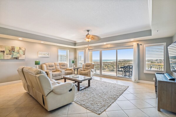 Condo, 3 quartos | Sala de estar | TV 30 polegadas com canais a cabo