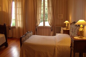 Quarto casal grand, 1 cama de casal e sofá-cama, para não fumantes, vista para o jardim | Berços grátis, Wi-Fi de cortesia, individualmente decorados