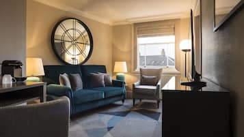 Suite, 1 King Bed, Non Smoking | Sala de estar | TV de ecrã plano