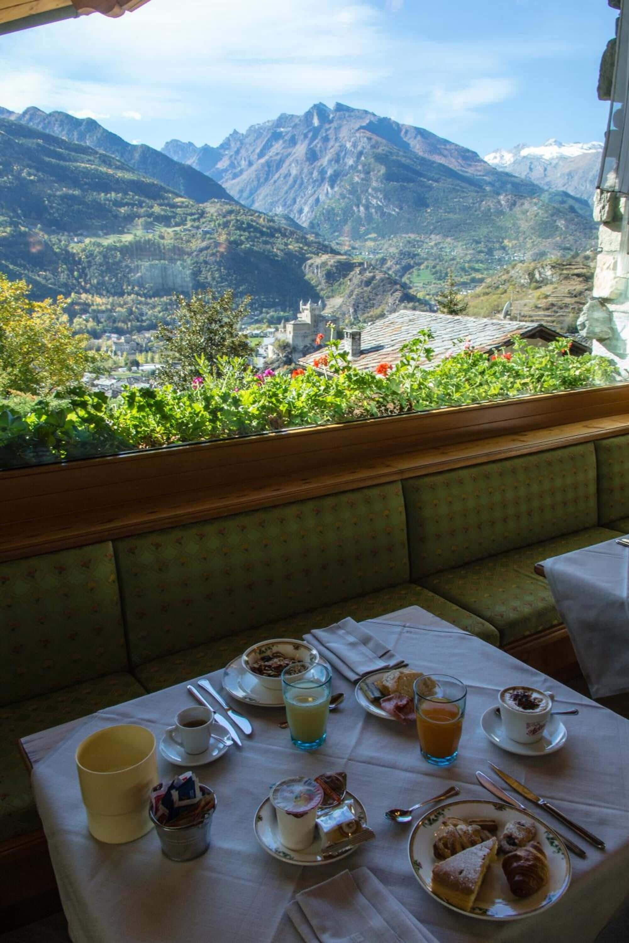 Mesa posta para o pequeno-almoço com vista para a montanha.