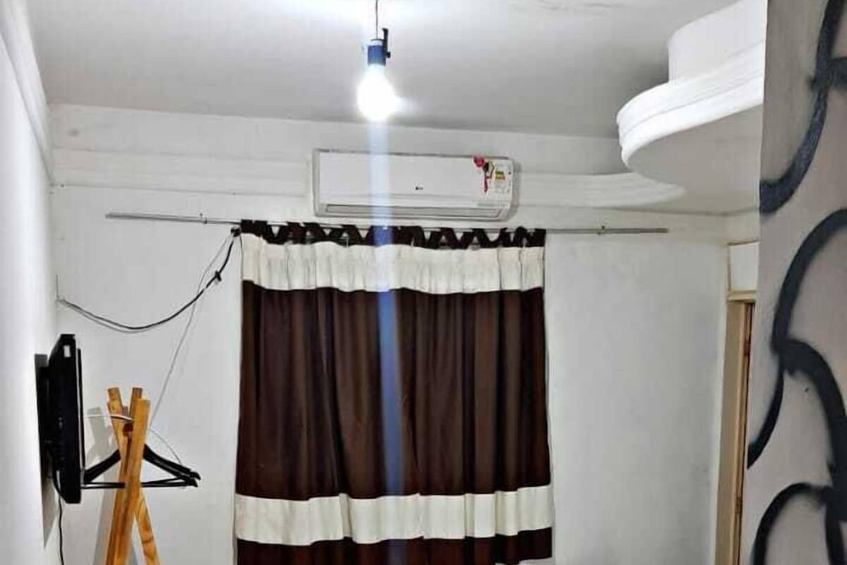 Quarto Quádruplo Standard | Minibar, ferro/tábua de engomar, Wi-fi grátis, roupa de cama fornecida 