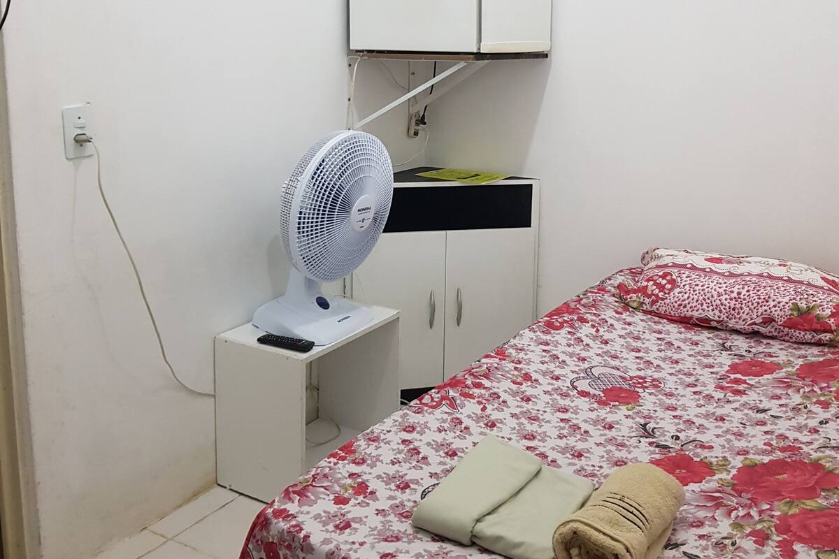 Quarto Individual Económico | Minibar, ferro/tábua de engomar, Wi-fi grátis, roupa de cama fornecida 