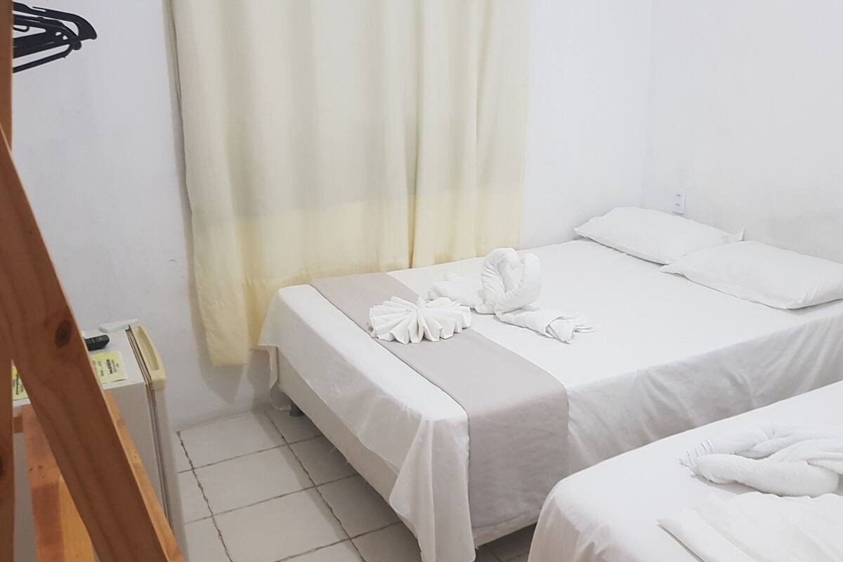 Quarto Triplo, várias camas | Minibar, ferro/tábua de engomar, Wi-fi grátis, roupa de cama fornecida 