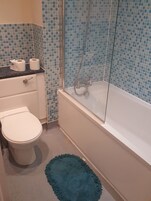 Apartamento premium, 2 quartos, cozinha | Banheiro | Chuveiro/banheira combinados, produtos de toalete grátis