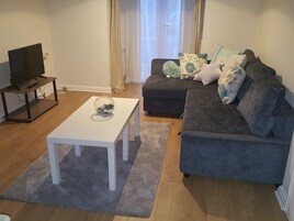 Apartamento premium, 2 quartos, cozinha | Ferros/tábuas de passar roupa, Wi-Fi de cortesia, roupa de cama