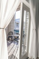 Quarto casal luxo, 2 camas Queen, para não fumantes, vista parcial para o oceano | Vista do quarto