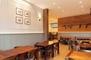 Café da manhã com buffet grátis todos os dias