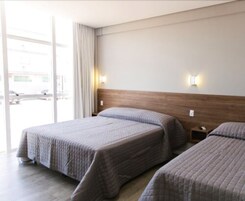 Quarto triplo luxo, várias camas | Frigobar, ferros/tábuas de passar roupa, Wi-Fi de cortesia