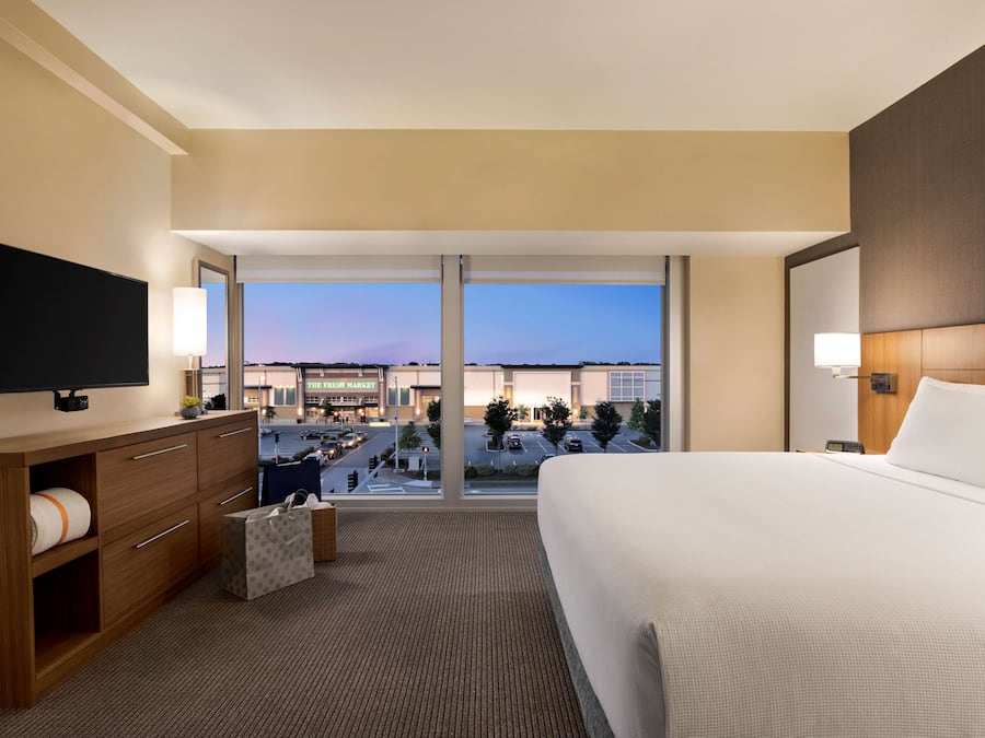 Suíte, 1 cama King e sofá-cama | Roupas de cama antialérgicas, escrivaninha