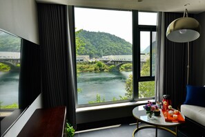 Quarto Duplo Premier, vista para o rio | Sala de estar | Televisor