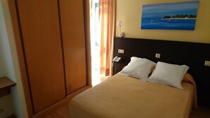 Quarto Duplo, varanda | Berços/camas para crianças, camas desdobráveis, roupa de cama fornecida 
