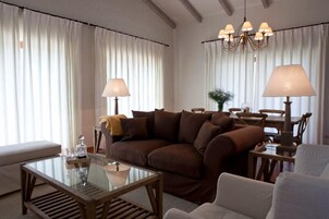 Casa, 2 quartos (Cerro da Vinha) | Sala | TV de ecrã plano