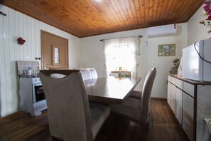 Casa | Cozinha privada | Um frigorífico, um micro-ondas, um forno, utensílios de cozinha 