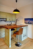 Quarto casal ou duplo superior (7) | Cozinha americana privada | Geladeira, cooktop, cafeteira/chaleira, chaleira elétrica