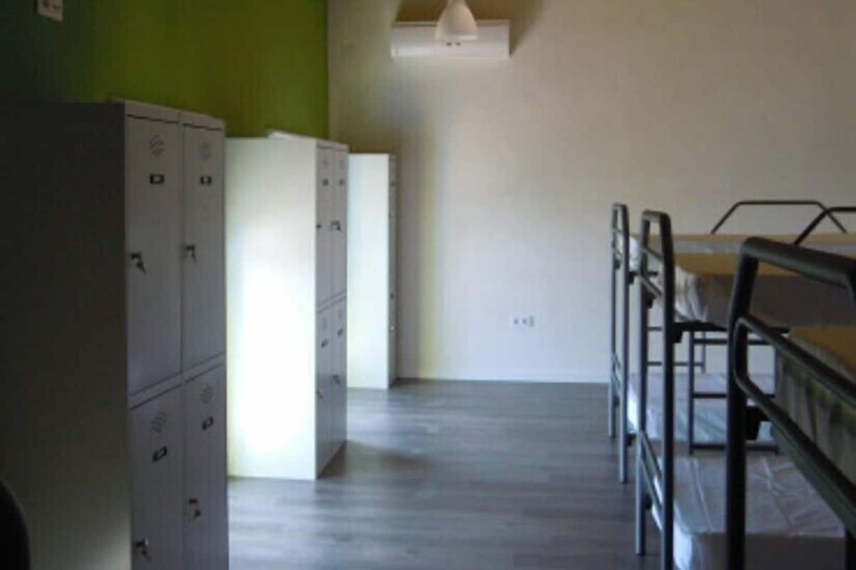 Dormitório Partilhado, em dormitório misto (1 bed in a 10-Bed Dormitory Room) | Cofre no quarto, cortinas/cortinados opacos, Wi-fi grátis 