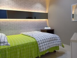 Quarto Duplo Standard, casa de banho partilhada, vista para o parque | Comodidade do quarto