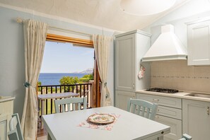Casa, 1 quarto, vista para o mar | Sala de jantar