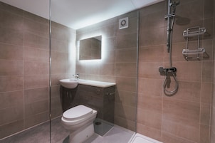 Quarto casal executivo, 1 cama King | Banheiro | Produtos de toalete biodegradáveis, secador de cabelo, toalhas de banho 