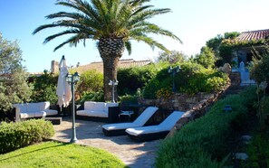 Terraço com espreguiçadeiras