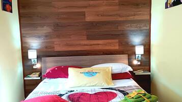 Budget Double Room | Edredons de pluma, frigobar, escrivaninha, cortinas blackout