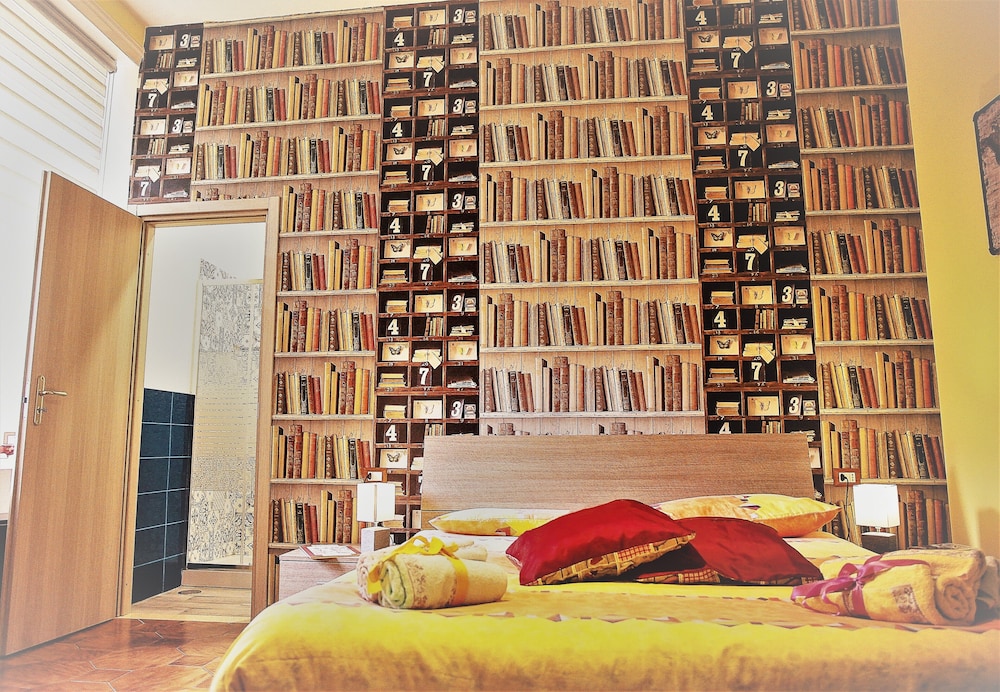 Non Ci Resta Che Napoli - Naples