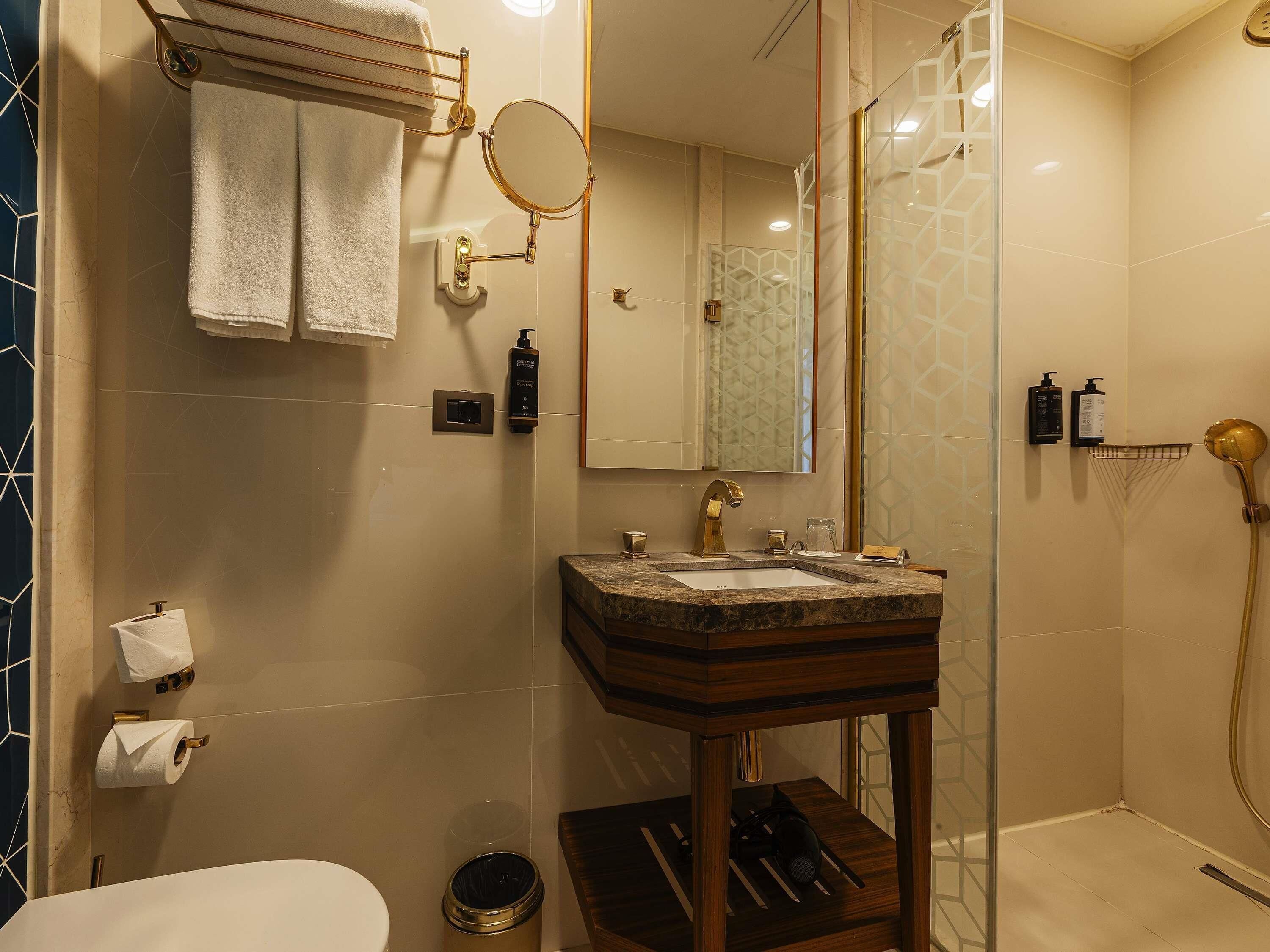 Quarto Deluxe, 1 cama king-size | Minibar, cofre no quarto, secretária 