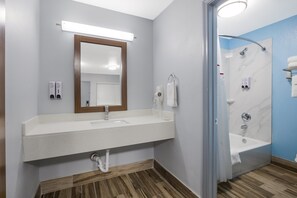 Estúdio, não fumadores (1 King Bed and 2 Double Beds) | Casa de banho | Uma combinação polibã/banheira, um secador de cabelo 