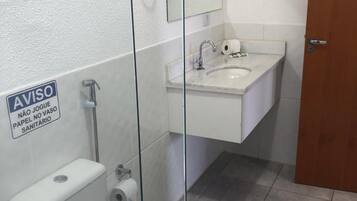 Um polibã, um secador de cabelo (mediante pedido), toalhas fornecidas