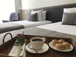 Roupas de cama antialérgicas, frigobar, cofres nos quartos, escrivaninha