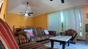 Apartamento, várias camas, não fumadores | Sala de estar | Televisor LCD 
