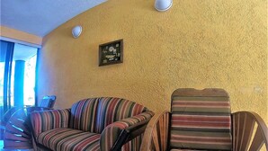 Apartamento, várias camas, não fumadores | Sala de estar | Televisor LCD 