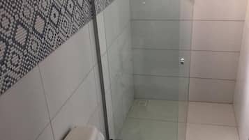 Um polibã, um secador de cabelo (mediante pedido), toalhas fornecidas