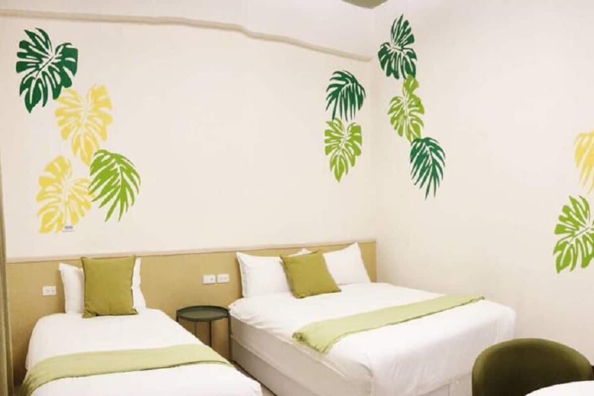 Quarto casal elite | Camas com colchões pillow-top, escrivaninha, cortinas blackout